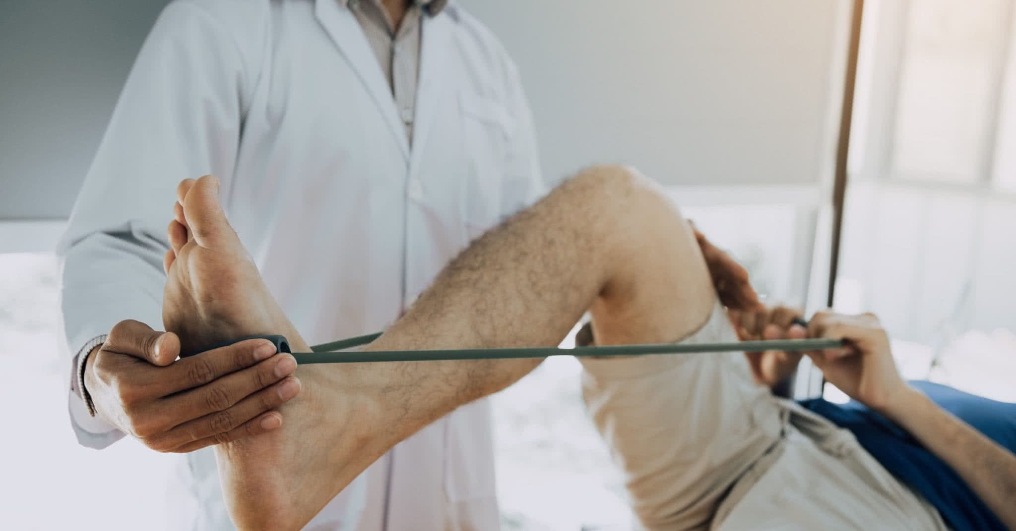 Fraqueza nas pernas: causas, sintomas e tratamentos - Saiba mais!